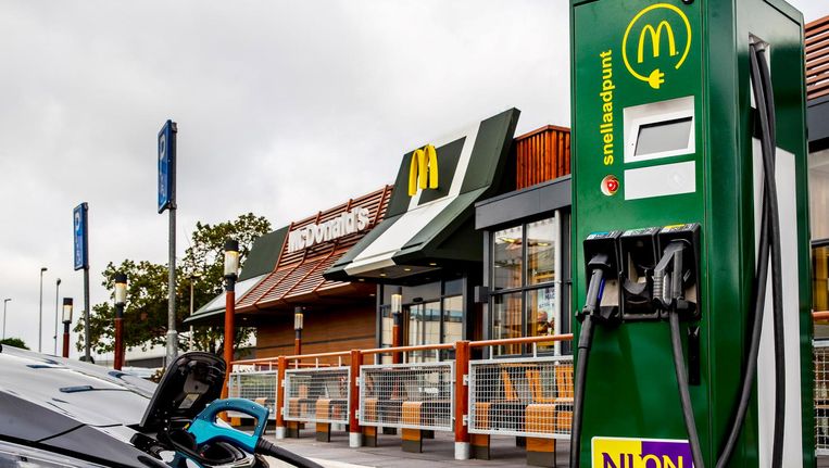 McDrive's krijgen laadpalen om snel je auto op te laden | Het Parool