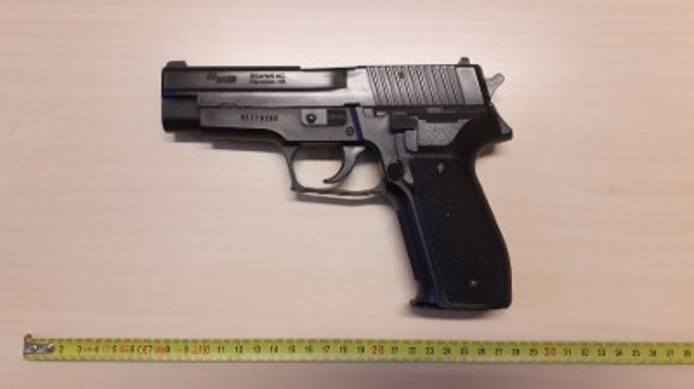 Neppistool van kermis bezorgt Beau (12) uit Vlissingen schrik van zijn ...