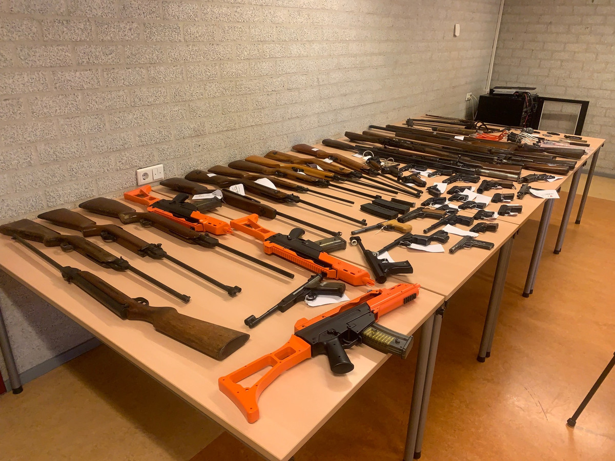 Twintig vuurwapens, messen en een middeleeuwse knots: deze 70 wapens ...