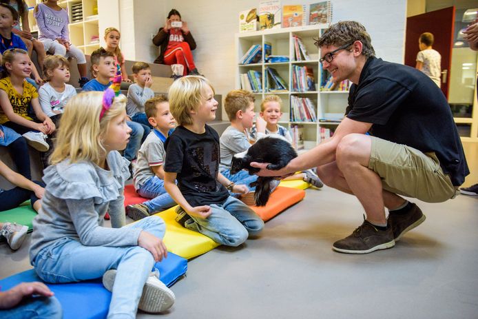 Kindcentrum De Kiezel uit Best verwelkomt stinkdier in de klas | Best ...