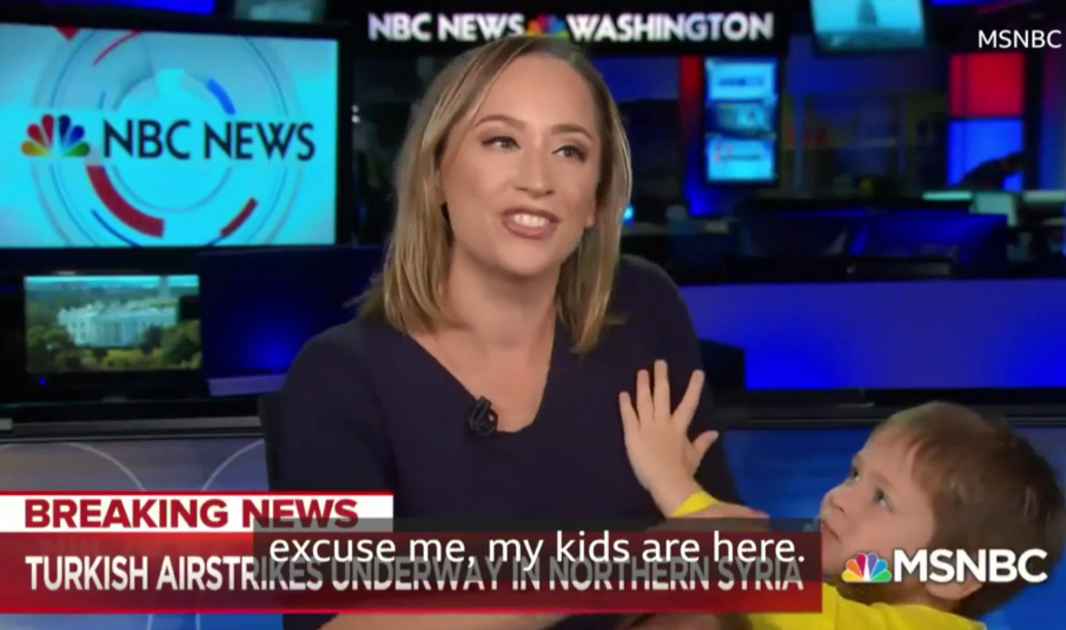 Hilarisch! Presentatrice tijdens live-uitzending gestoord door zoontje ...