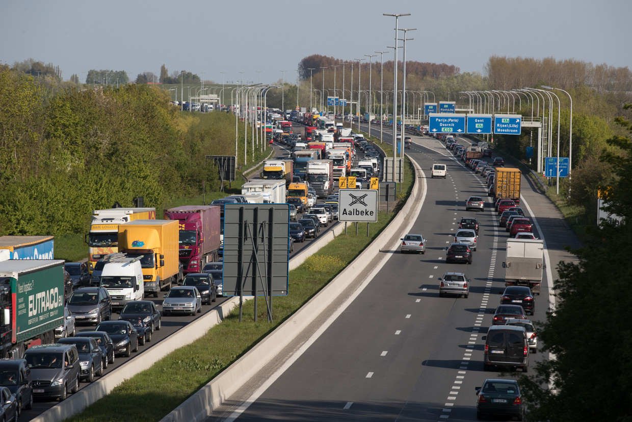 Brandende vrachtwagen op E19 geblust, snelweg uren later nog steeds ...