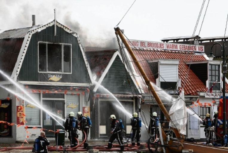 Volendam brandt, maar dorp houdt zich stoer | Trouw