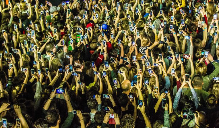 Smartphonegebruik tijdens concerten verdeelt publiek en artiesten: best ...