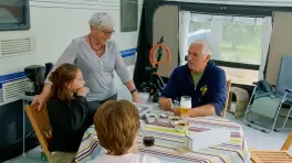 Bij oma is het altijd gezellig, Beau en Nora gaan op bezoek - Camping ...