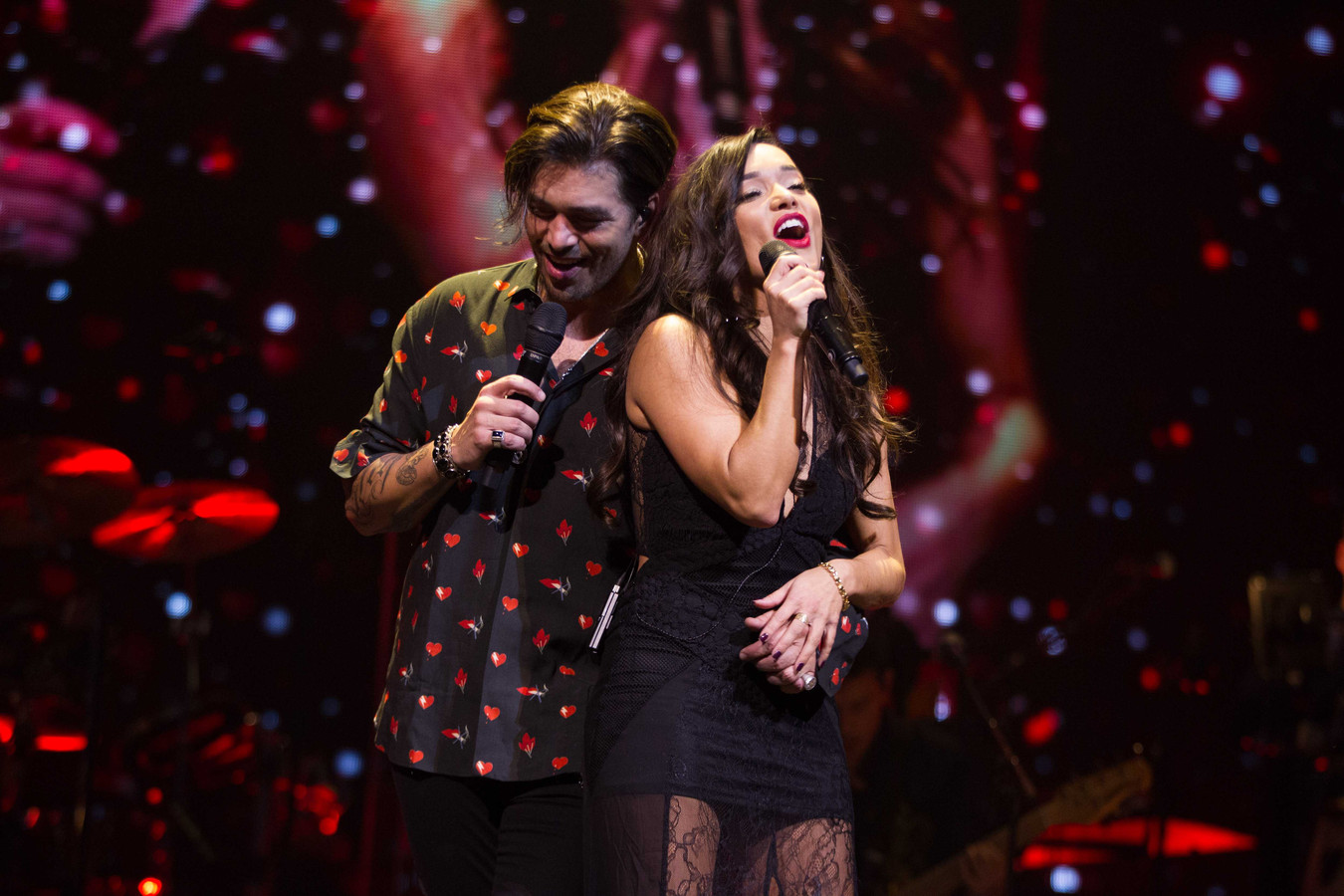 Bibi en Waylon romantisch op het podium tijdens concertreeks | Foto | AD.nl