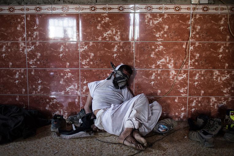 Fotograaf Ali Arkady brengt de huiveringwekkende oorlog tegen IS in beeld | Trouw