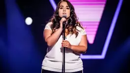 Spaanse furie Celina Sanchez doet de coaches draaien! - The Voice van ...