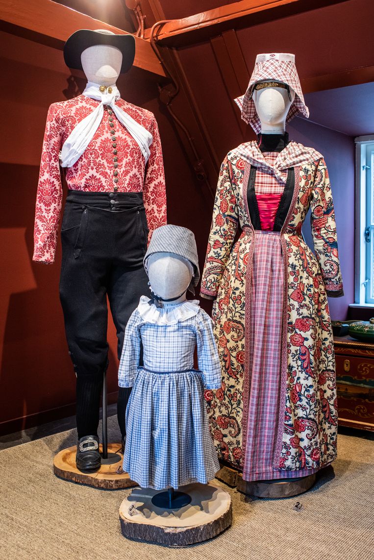Klederdracht in een nieuw jasje in Amsterdams museum | De Volkskrant