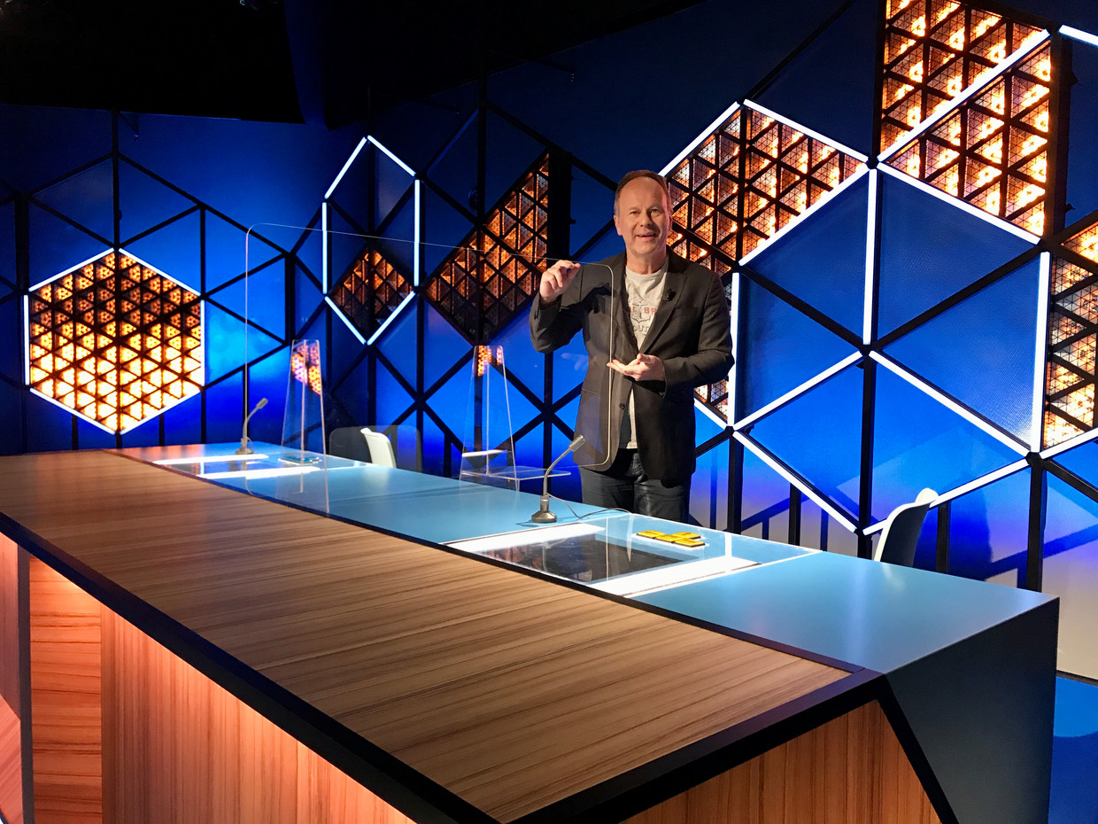 Ben Crabbé na drie weken weer mét kandidaten in ‘Blokken’-decor | De Morgen