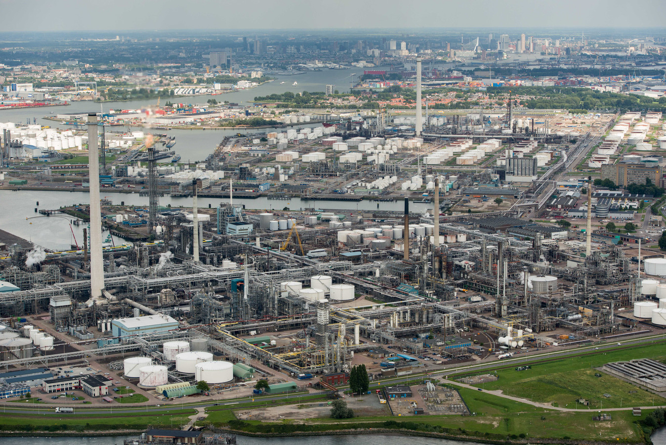 Agenten slaan na incident bij Shell uit zichzelf alarm in Hoogvliet ...