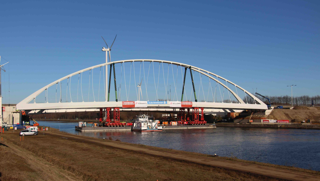 Tijdelijke brug van duizend ton over Albertkanaal gelegd | De Morgen