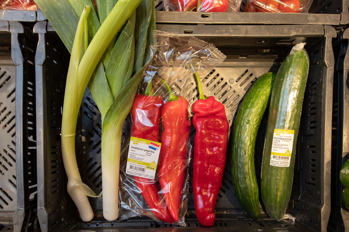 Schots en scheef in het schap: door hitte misvormde groenten toch te ...