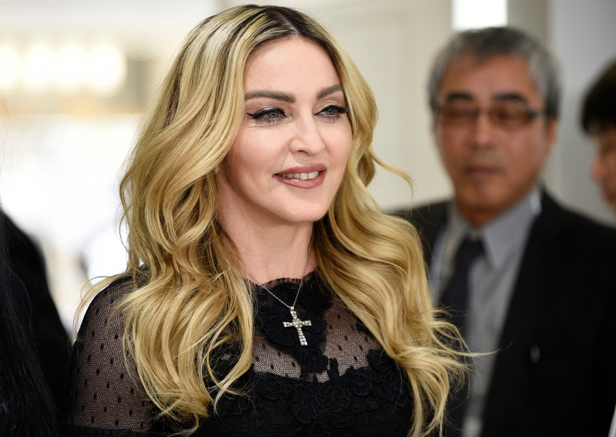 Madonna verrast bezoekers homobar New York met optreden | Foto | AD.nl