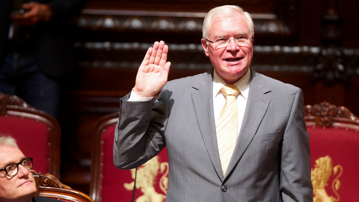 Paus Jan Becaus heeft wellicht te lang zijn billen moeten toeknijpen om ...