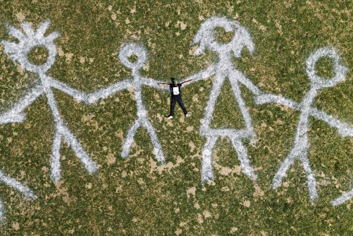 Beyond Crisis Van De Franse Kunstenaar Saype In Leysin Vaud Zwitserland