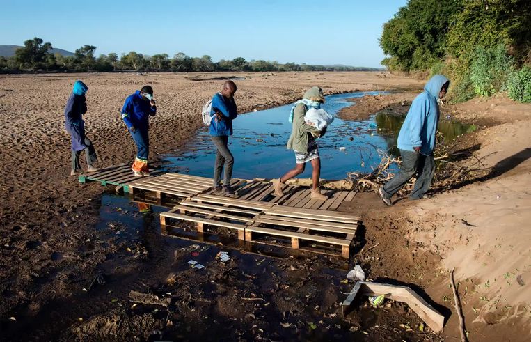 Het grenshek tussen Zimbabwe en Zuid-Afrika stopt lang niet iedereen ...