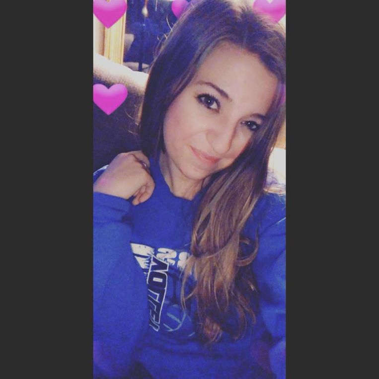 Kayla laat maaltijd leveren bij studerend vriendje om hem te verrassen ...