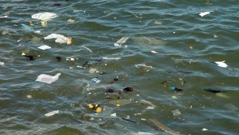 Er zit meer plastic afval in zee dan gedacht | Trouw