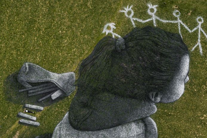 Beyond Crisis Van De Franse Kunstenaar Saype In Leysin Vaud Zwitserland