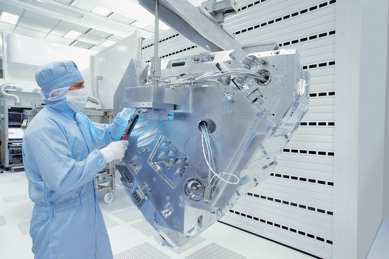 ASML boekt met nieuwe lichtbron vooruitgang in EUV technologie | Foto ...