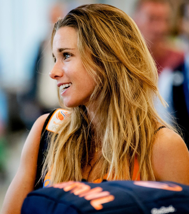 Eerste Olympiërs in vliegtuig naar Rio | Foto | AD.nl