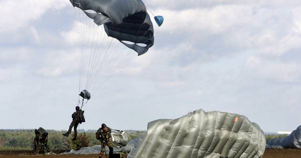 L'équipe nationale militaire belge de parachutisme médaillée d'or en ...
