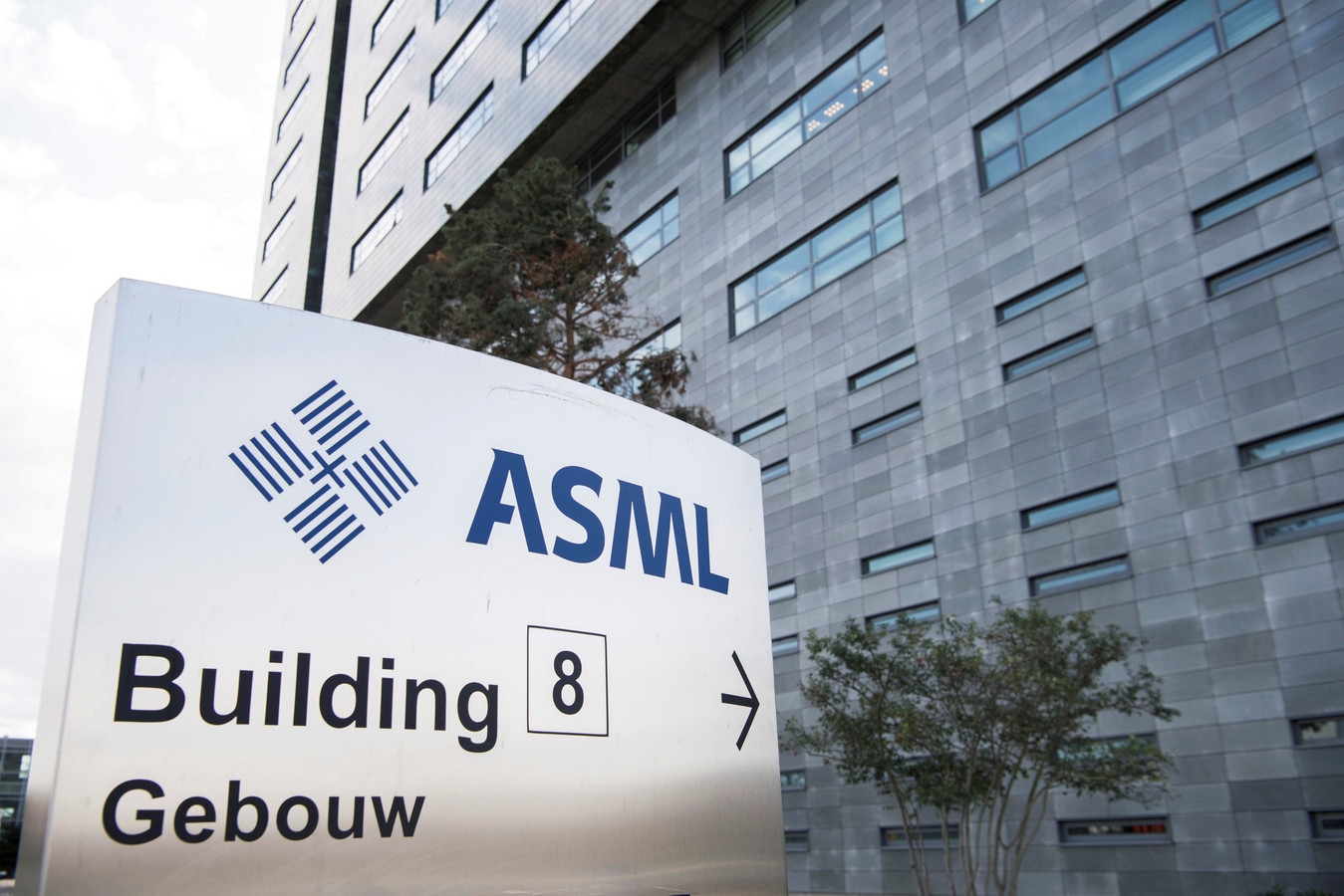 Chipmachinemaker ASML in Veldhoven doorstaat stormen met verve | Foto ...