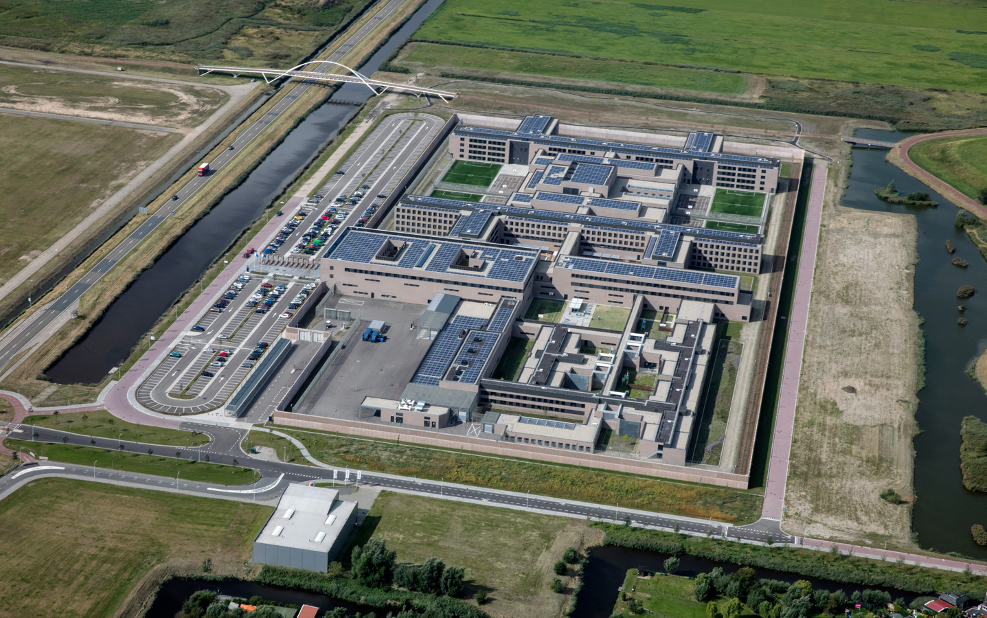 Gevangenis Zaandam laat per ongeluk verkeerde gedetineerde vrij | Foto ...