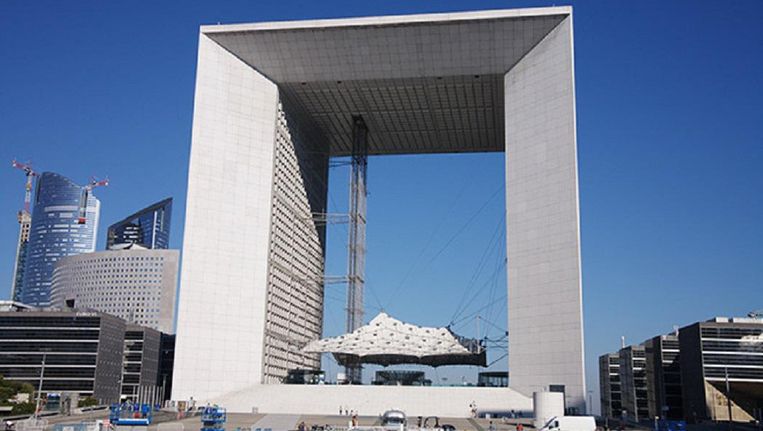 Iconische Grande Arche - het venster op Parijs - gaat na jaren weer ...