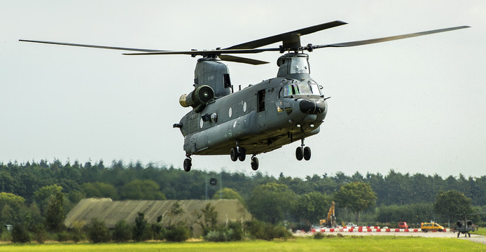 Defensie-helikopters boven Valkenswaard vliegen naar Duitsland voor ...