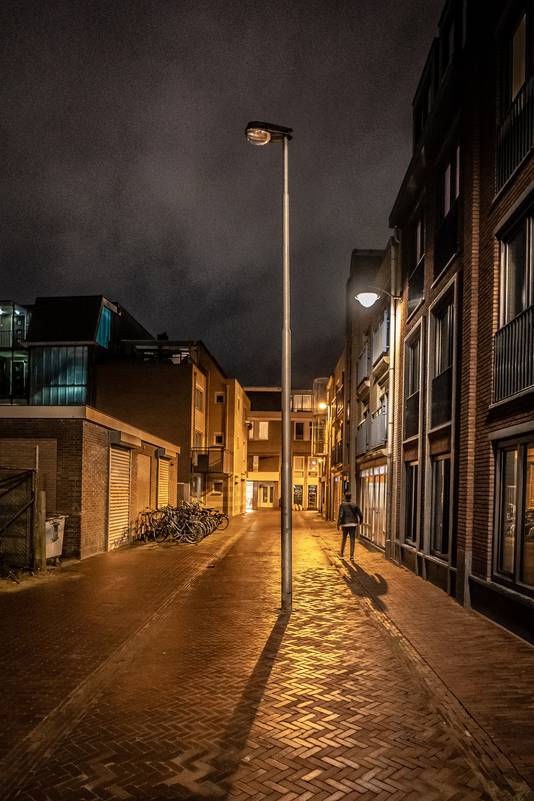 Lantaarnpaal midden op straat in Kromme Elleboogsteeg in Arnhem ...