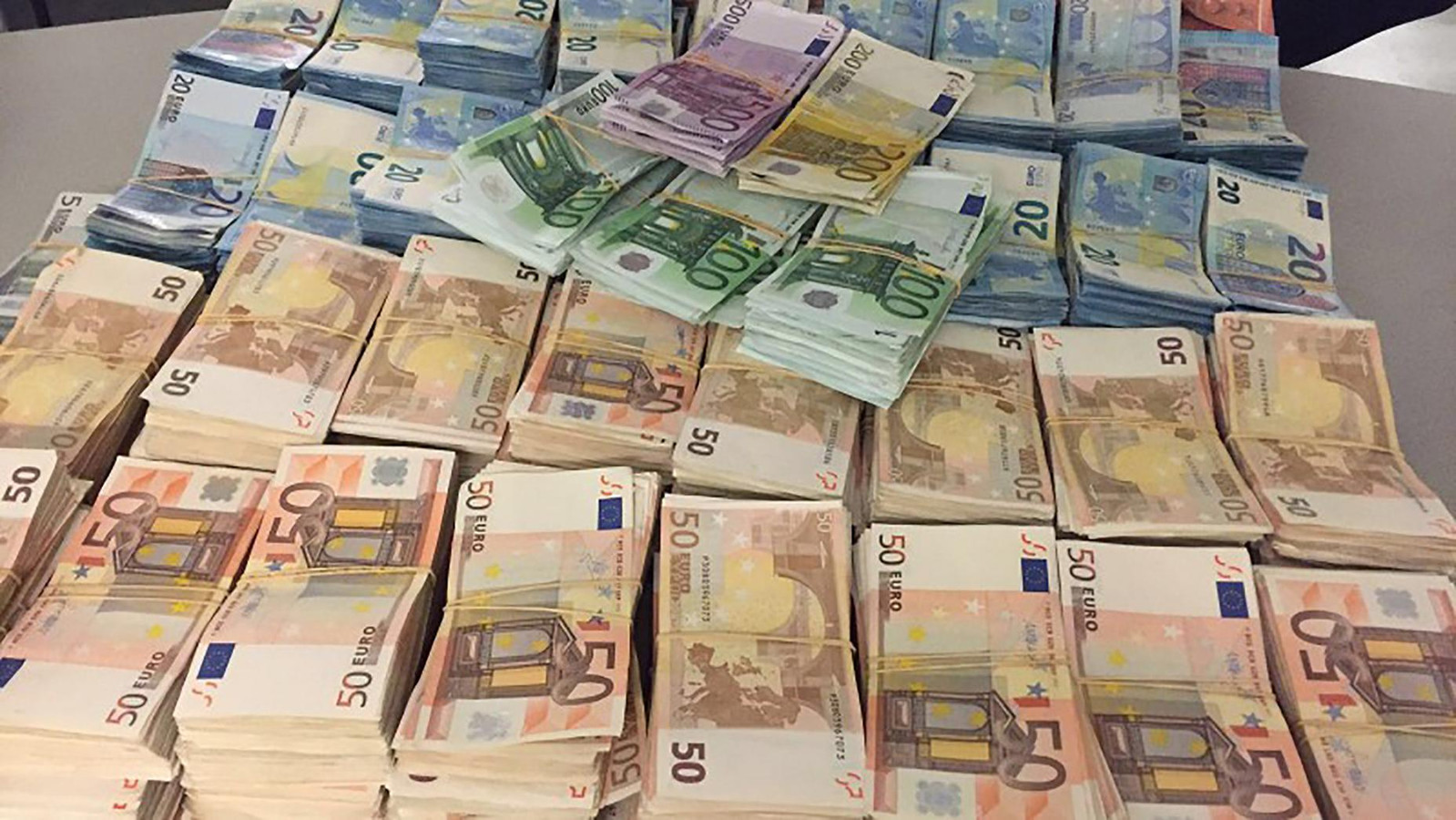 Stapels met contant geld gevonden bij autobedrijf | Foto | AD.nl