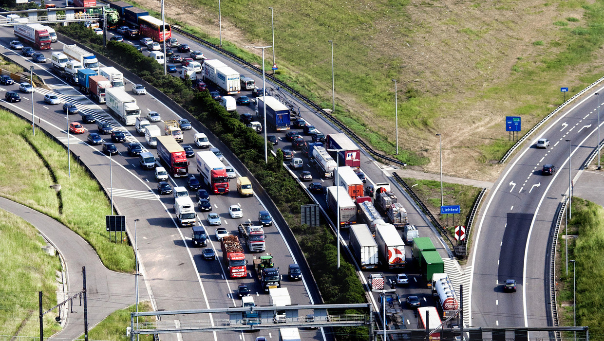 Verkeer op Antwerpse ring muurvast door gekantelde truck | De Morgen