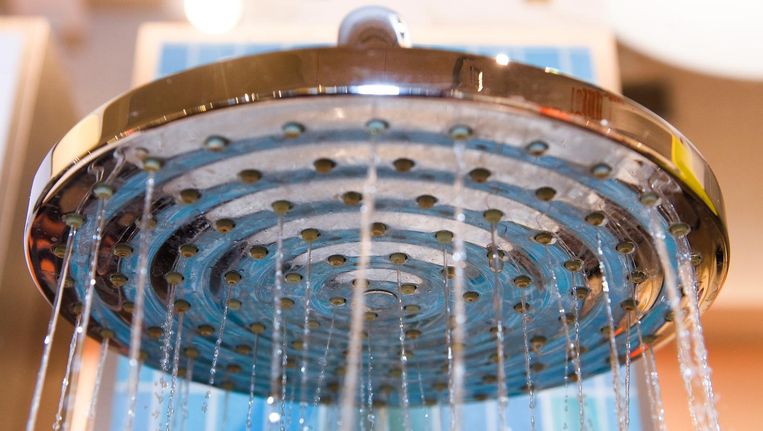 Elke dag een koude douche leidt tot minder ziekteverzuim | Het Parool