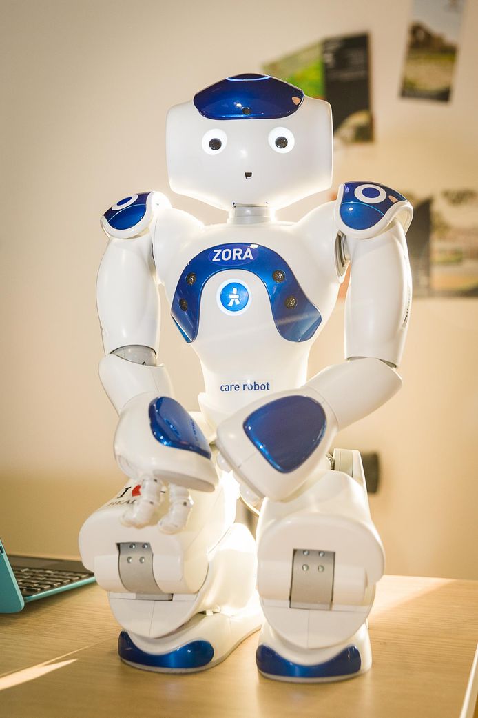 Zorgrobot Zora zingt zelfs Nicole en Hugo in De Vijvers | Gent | hln.be