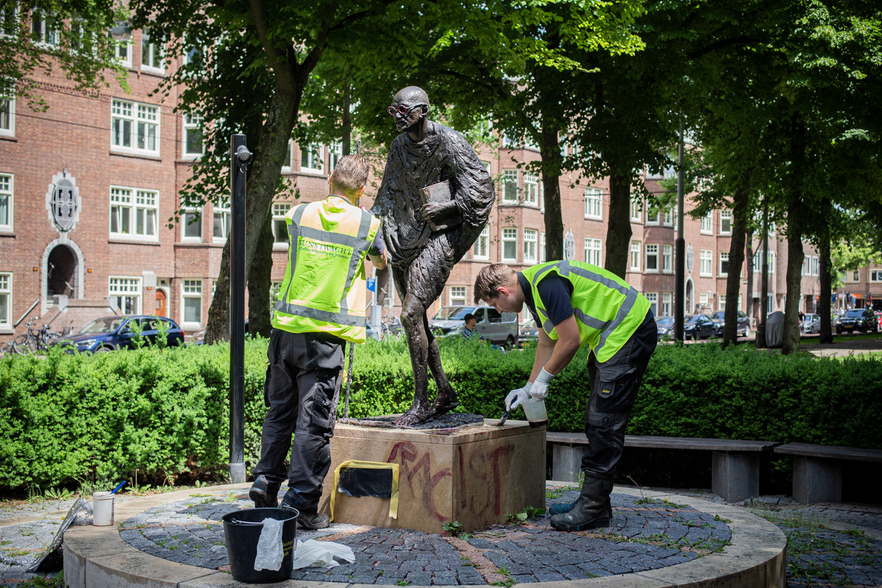 Beeld van Gandhi in Zuid besmeurd met rode verf | Het Parool