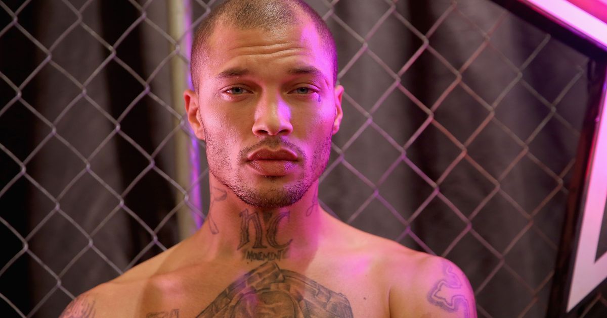 Ex-gangster en 'mugshot-model' debuteert op catwalk New York | Bizar | HLN