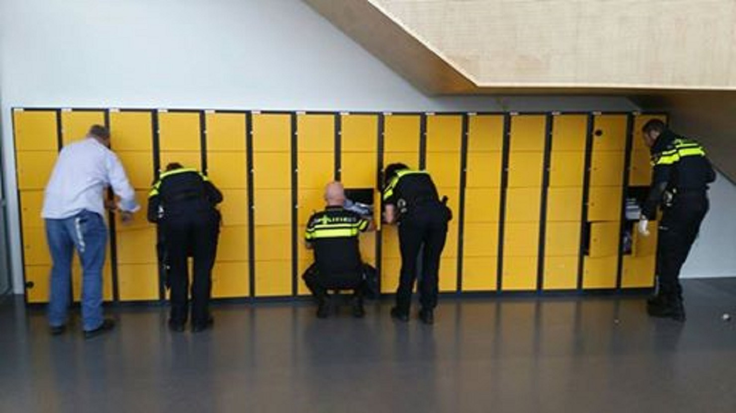 Politie controleert kluizen, maar vindt geen drugs | Foto | AD.nl Politie controleert kluizen, maar vindt geen drugs | Foto | AD.nl
