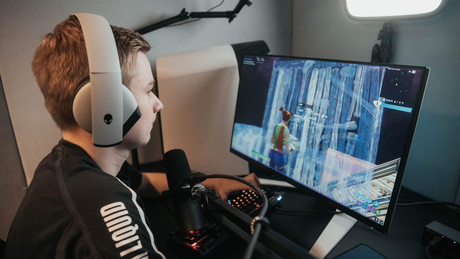 Niemand kent Dmitri, maar als gamer ‘Mitr0’ is hij wereldberoemd | Foto ...