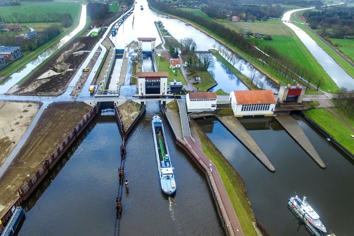 Eerste boten door nieuwe sluis in Eefde, laatste test voor opening van ...