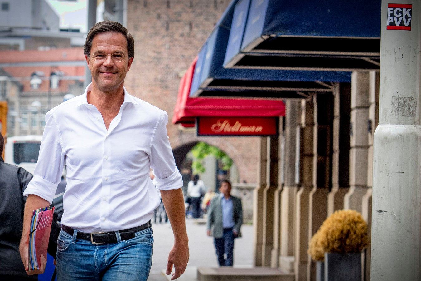 'Rutte kan toch moeilijk in een T-shirt van Ajax rond gaan lopen ...