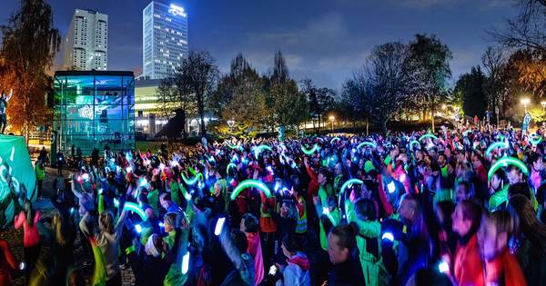 Rennen met duizenden lichtjes tijdens Kunsthal Night Light Run - Oozo.nl