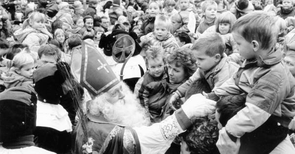 Hoe zag de intocht van de Sint er vroeger uit? Vanaf 1952 in beeld ...