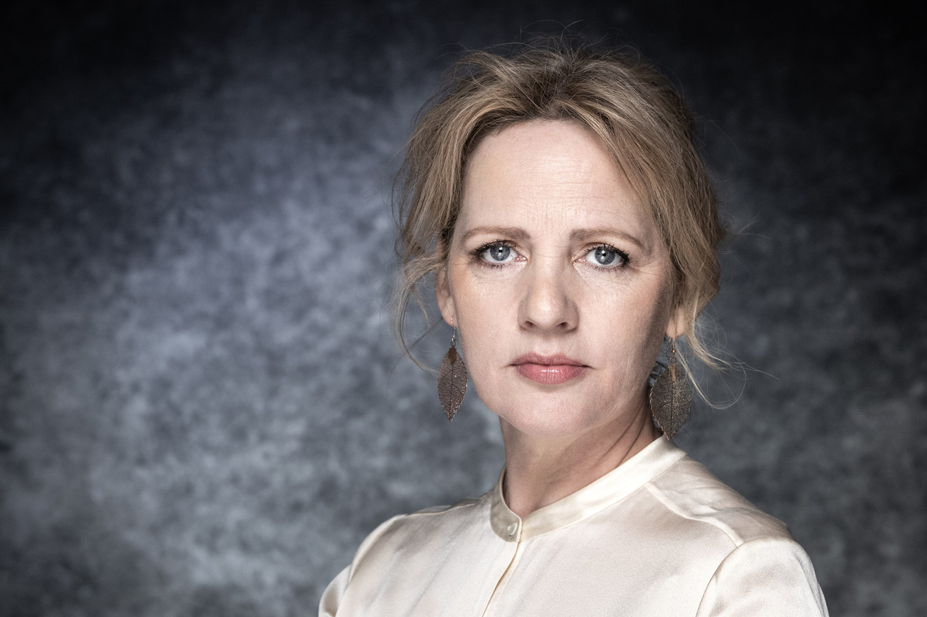 Maaike Cafmeyer schittert in de nieuwe fictiereeks ‘De Twaalf’: “Het is een van mijn meest ...