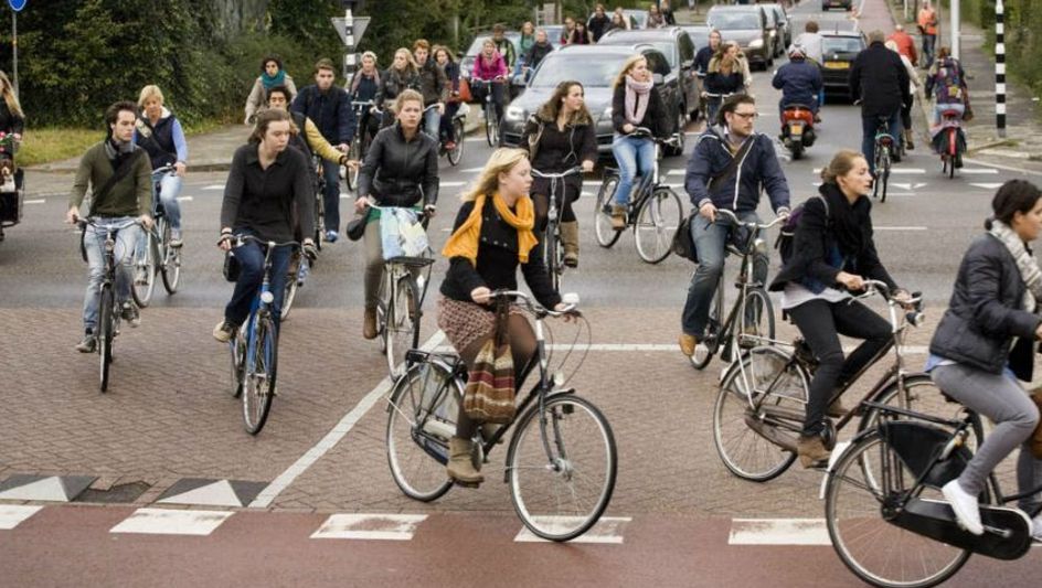 Stadsfietser raakt in het gedrang | TROUW