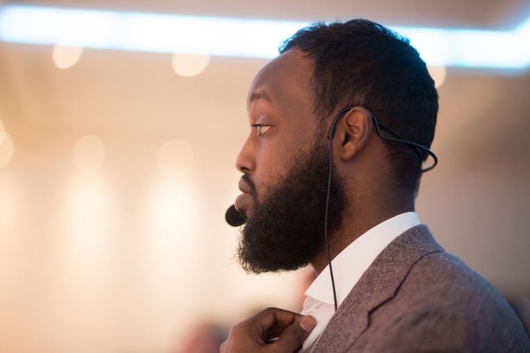 Mohamed Abdulahi (26) luistert naar het goede van de sjeik. ‘En het ...