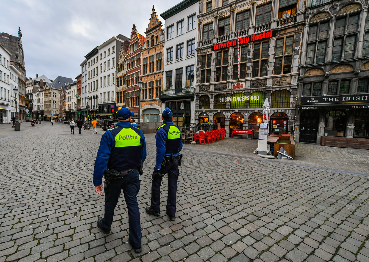 ‘Met drie op straat? Géén waarschuwing, onmiddellijk pv’: politie gaat ... ‘Met drie op straat? Géén waarschuwing, onmiddellijk pv’: politie gaat ...