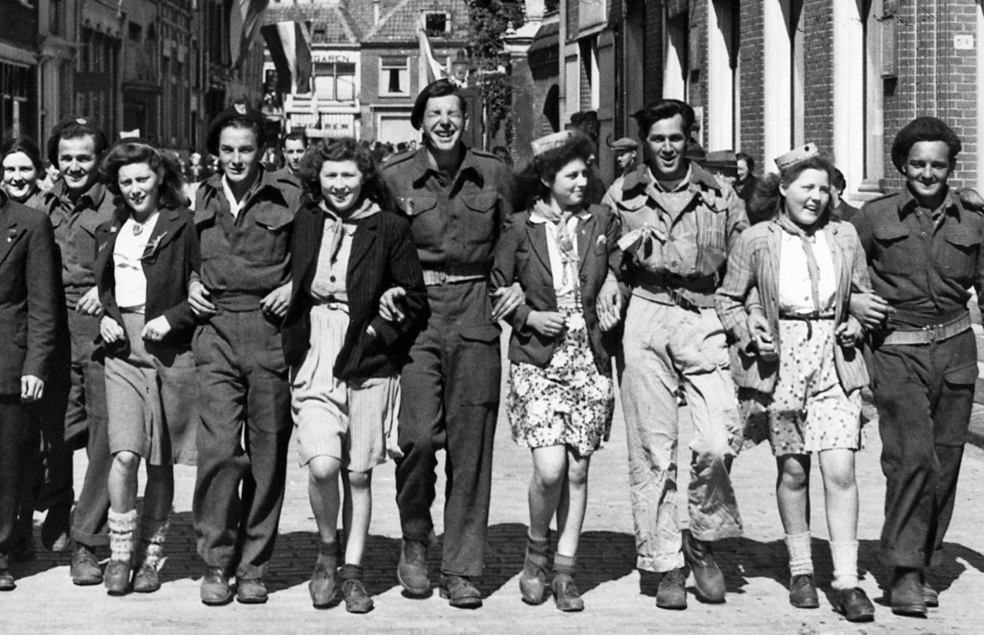 Nunspeet viert 75 jaar bevrijding met herdenkingen, voorstellingen en ...