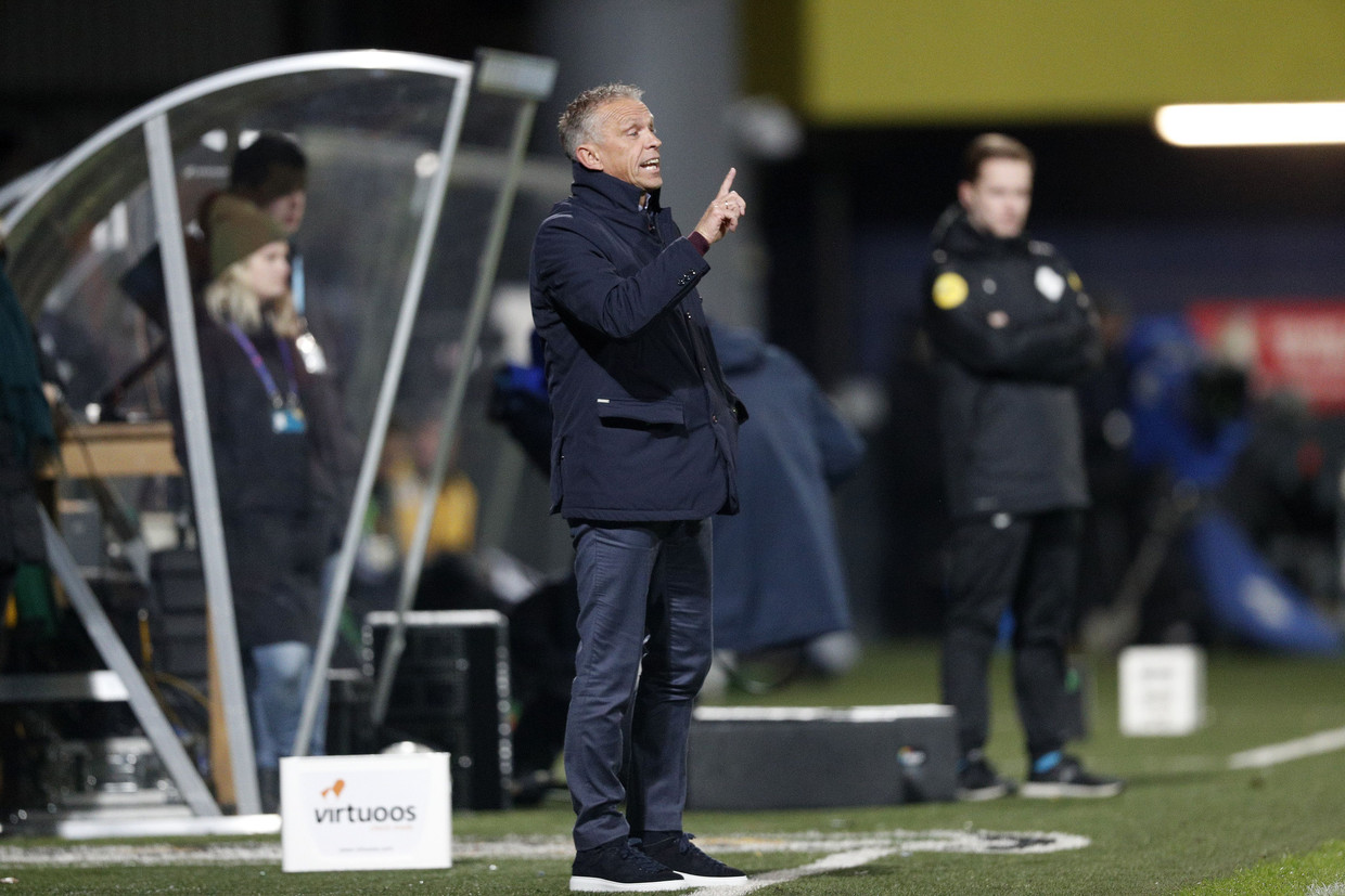 Trainer Edward Sturing is bezig aan zijn vijfde interimklus bij Vitesse ...